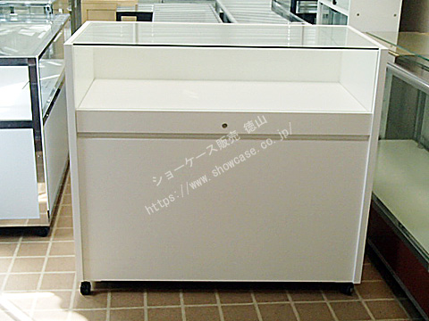 リサイクル・アウトレット・中古/オリジナル木製芯出しケース 宝飾ブランド ホワイト : RC-221004-1【ショーケース販売の徳山】